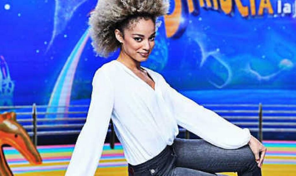 Paperissima Sprint, velina Mikaela: "Ho dato un pugno a Vittorio ...