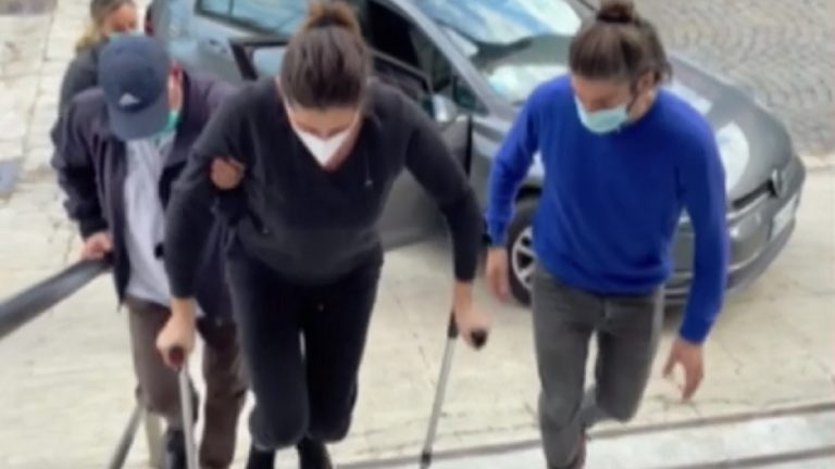 Elisa Isoardi, piede ingessato: spunta un video inedito a Storie ...