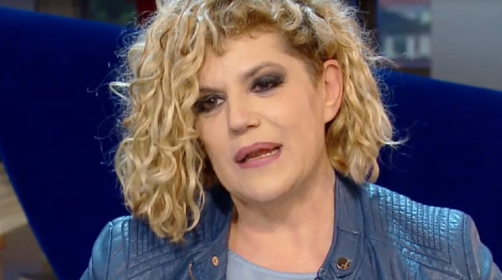 Manuela Villa a Oggi è un altro giorno: "Nel mio libro lancio un ...