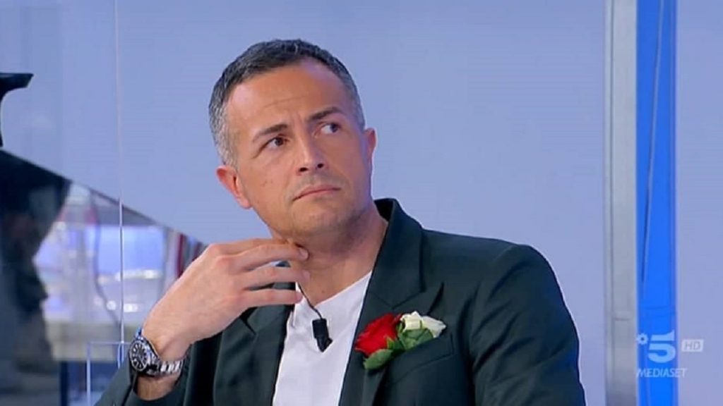Uomini e Donne, Riccardo Guarnieri attaccato da un cavaliere: "Falso e ...