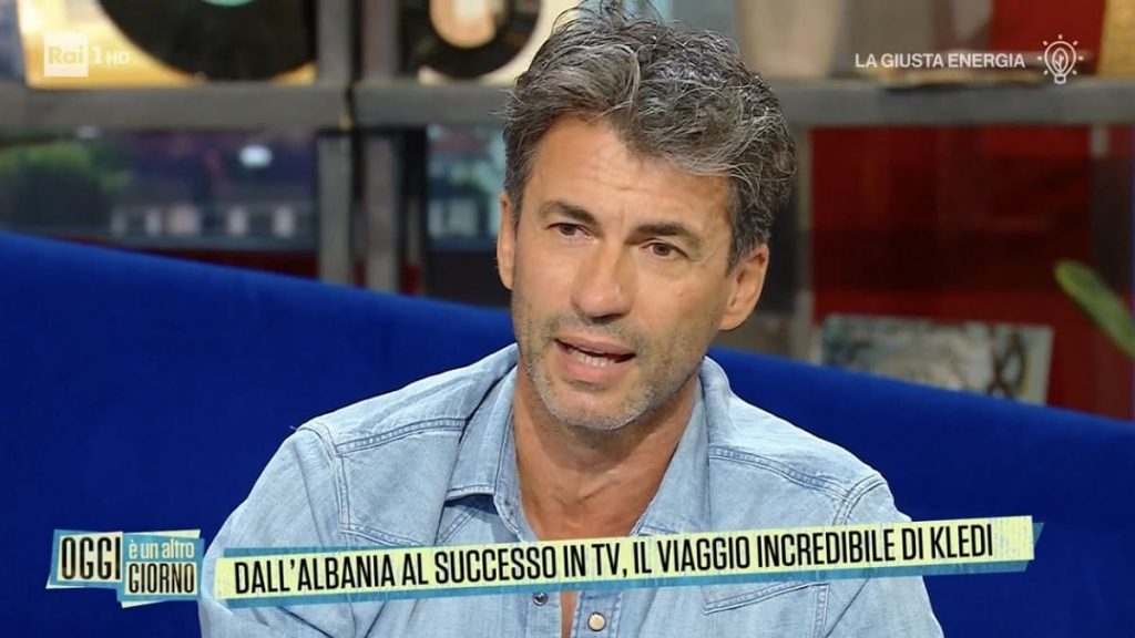 Oggi è un altro giorno, Kledi Kadiu ricorda il dolore: "Con il barcone ...