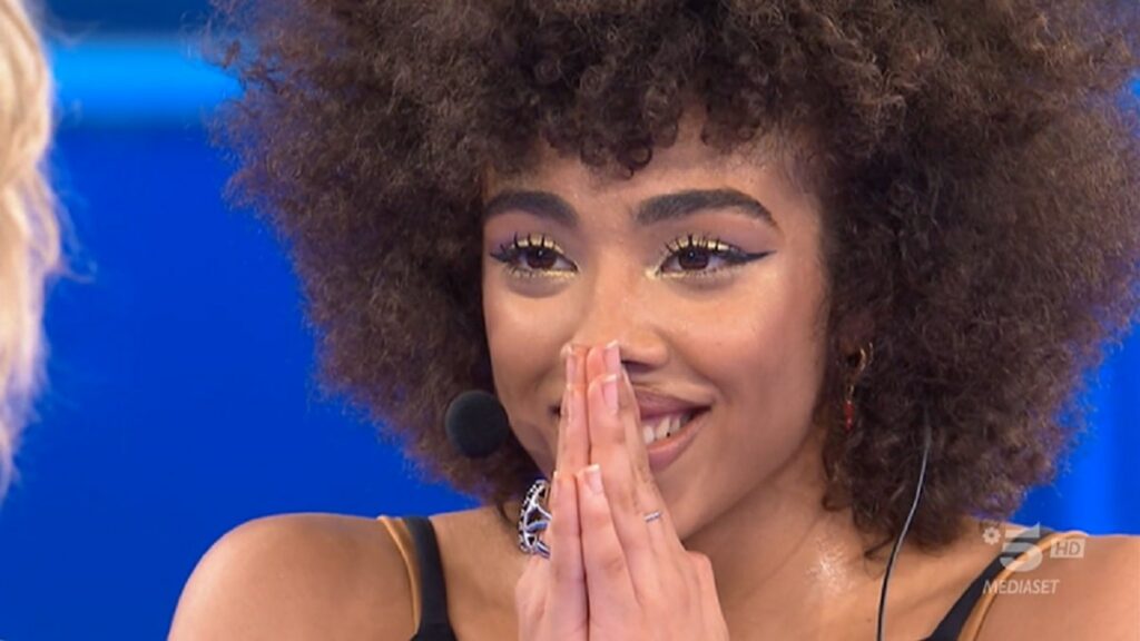 Amici 22, Megan fa una struggente dedica a Maria De Filippi: "Una spada ...