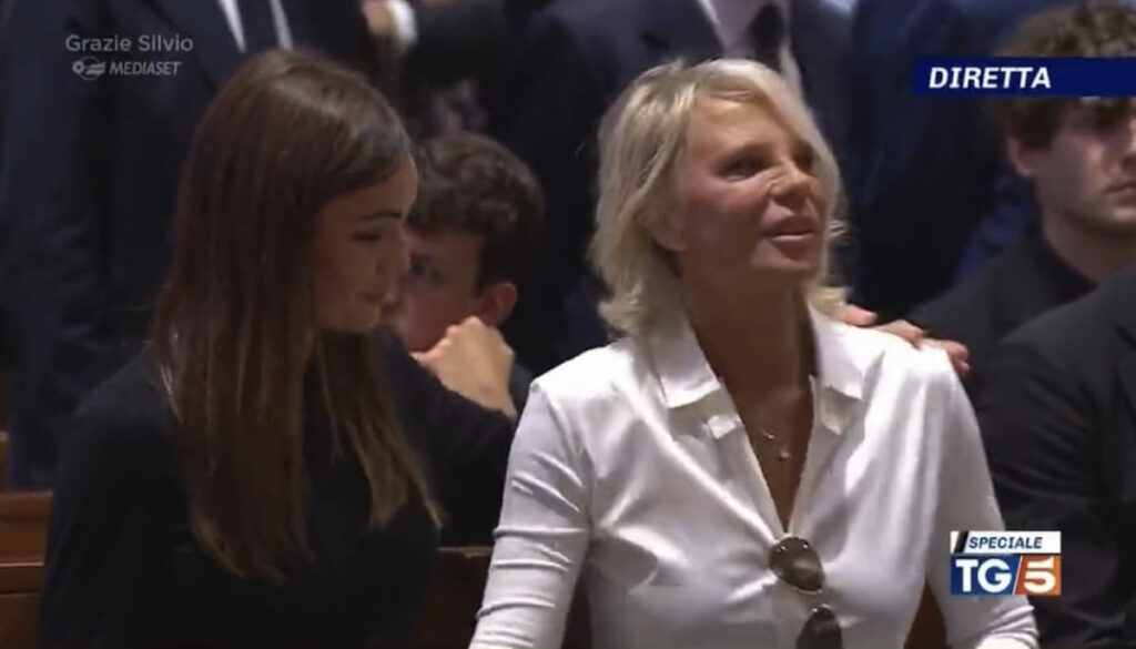 Maria De Filippi vestita di bianco al funerale: cosa c’è dietro la sua scelta - LaNostraTv