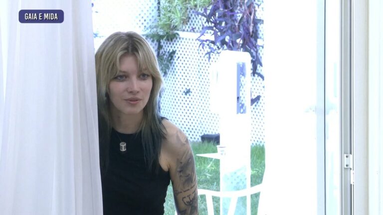 Amici 23, nasce una nuova coppia nella scuola: c’è lo zampino di Mew ...