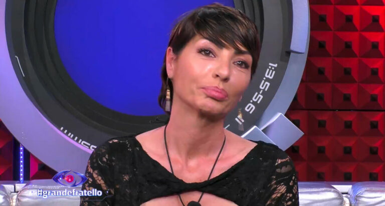 Grande Fratello, Ilaria Galassi non ne può più e lascia: Signorini la ...