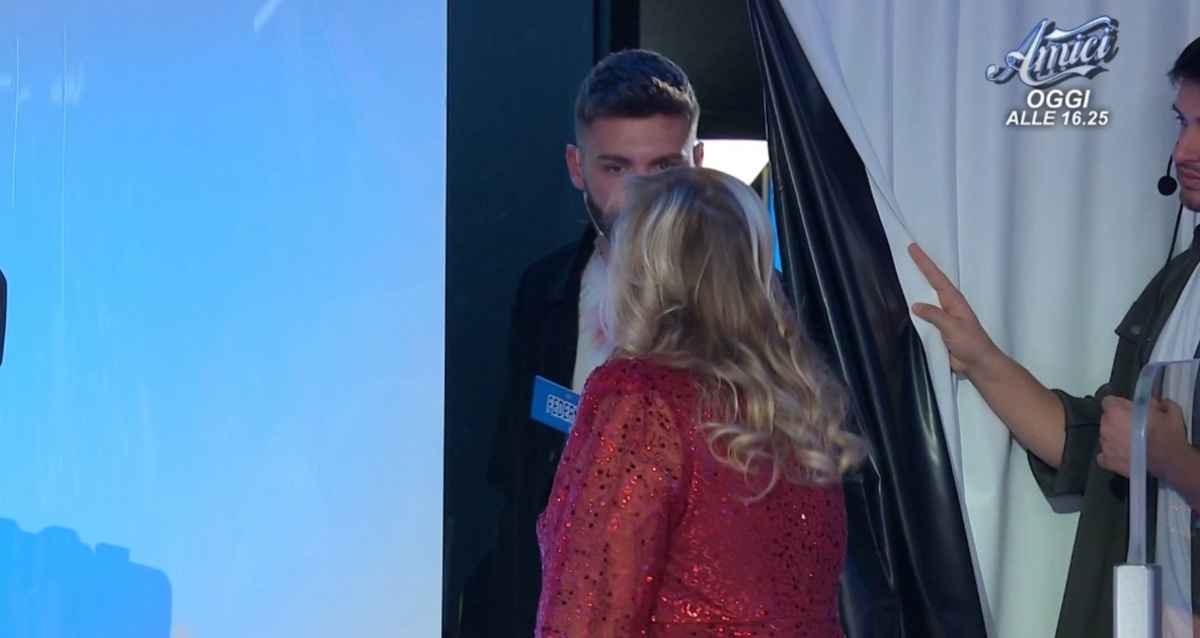 Rissa sfiorata oggi a Uomini e Donne: volano parole grosse tra Tina e ...