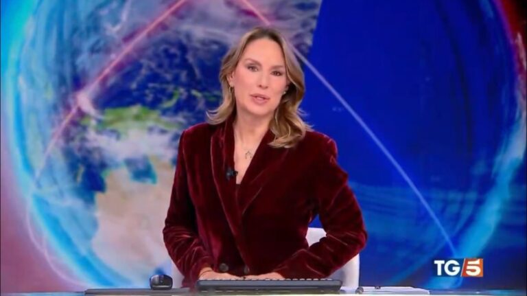 Tg5 edizione delle 13: un gatto nero entra in studio in diretta (VIDEO ...