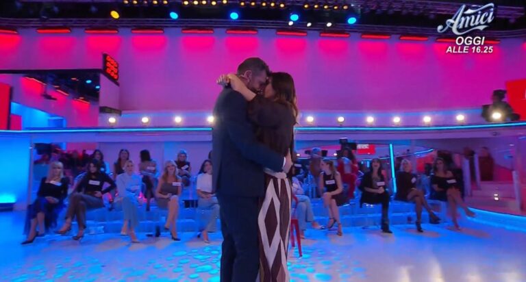 Uomini e Donne oggi: Roberto commosso chiede la mano a Agnese (VIDEO ...